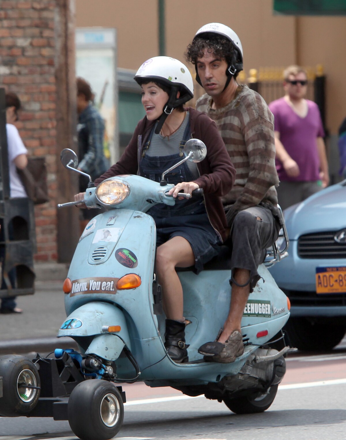 Foto: Sacha Baron Cohen e Anna Faris passeiam de scooter no set de ...