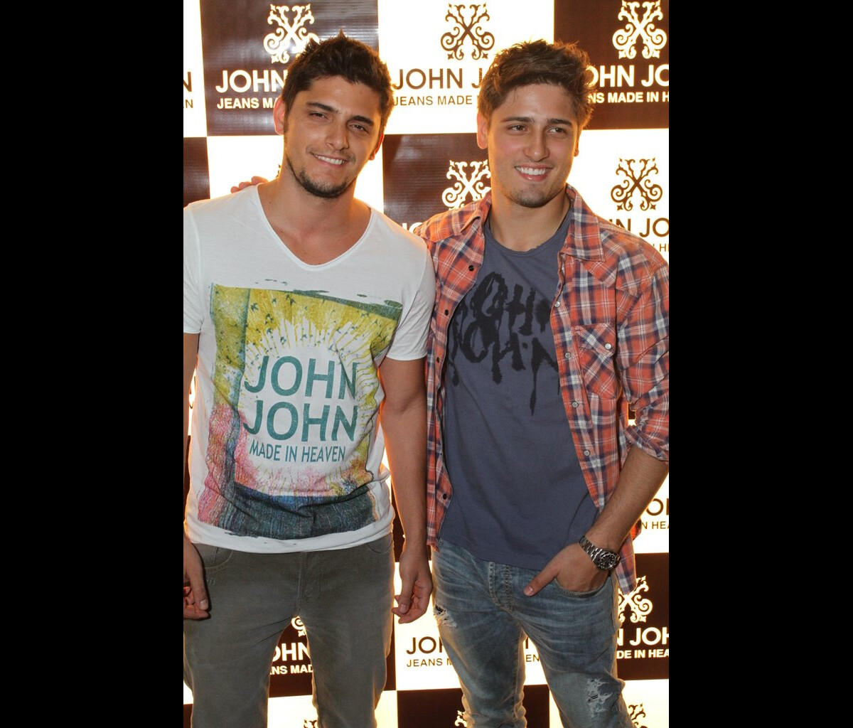 Foto: Bruno Gissoni e Daniel Rocha posam para foto em evento da John ...