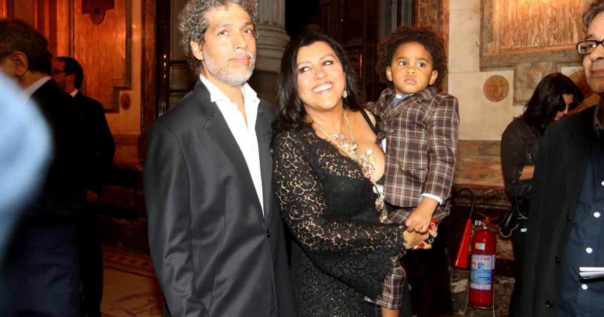 Acompanhada do filho, Roque, Regina Casé recebeu o prêmio de Melhor ...