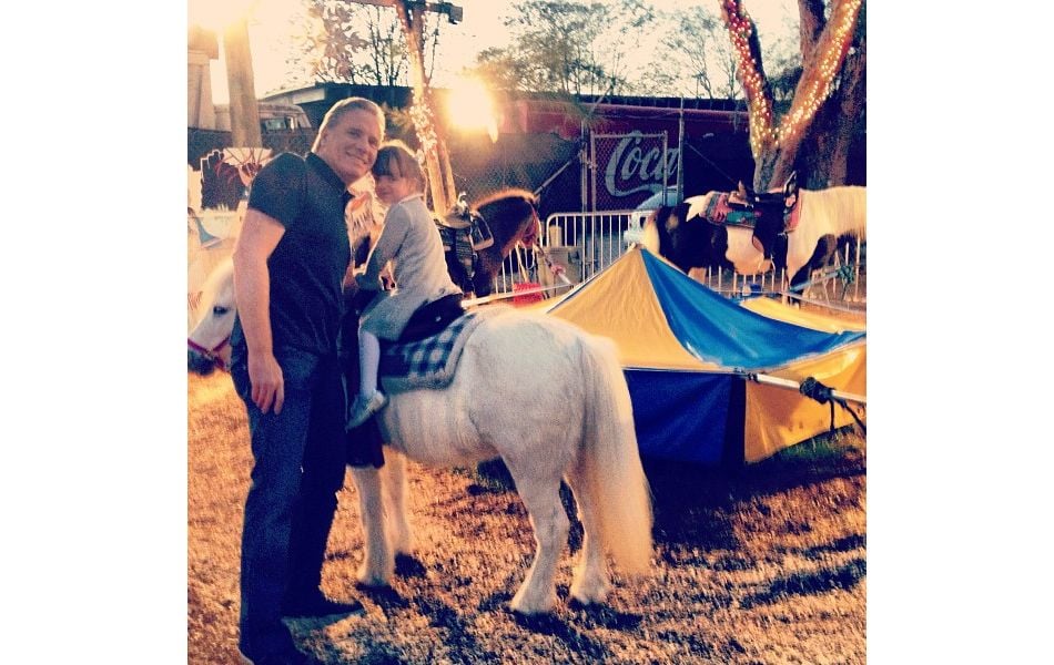 Rafaella Justus monta em pônei e prova não ter medo de altura em parque ...