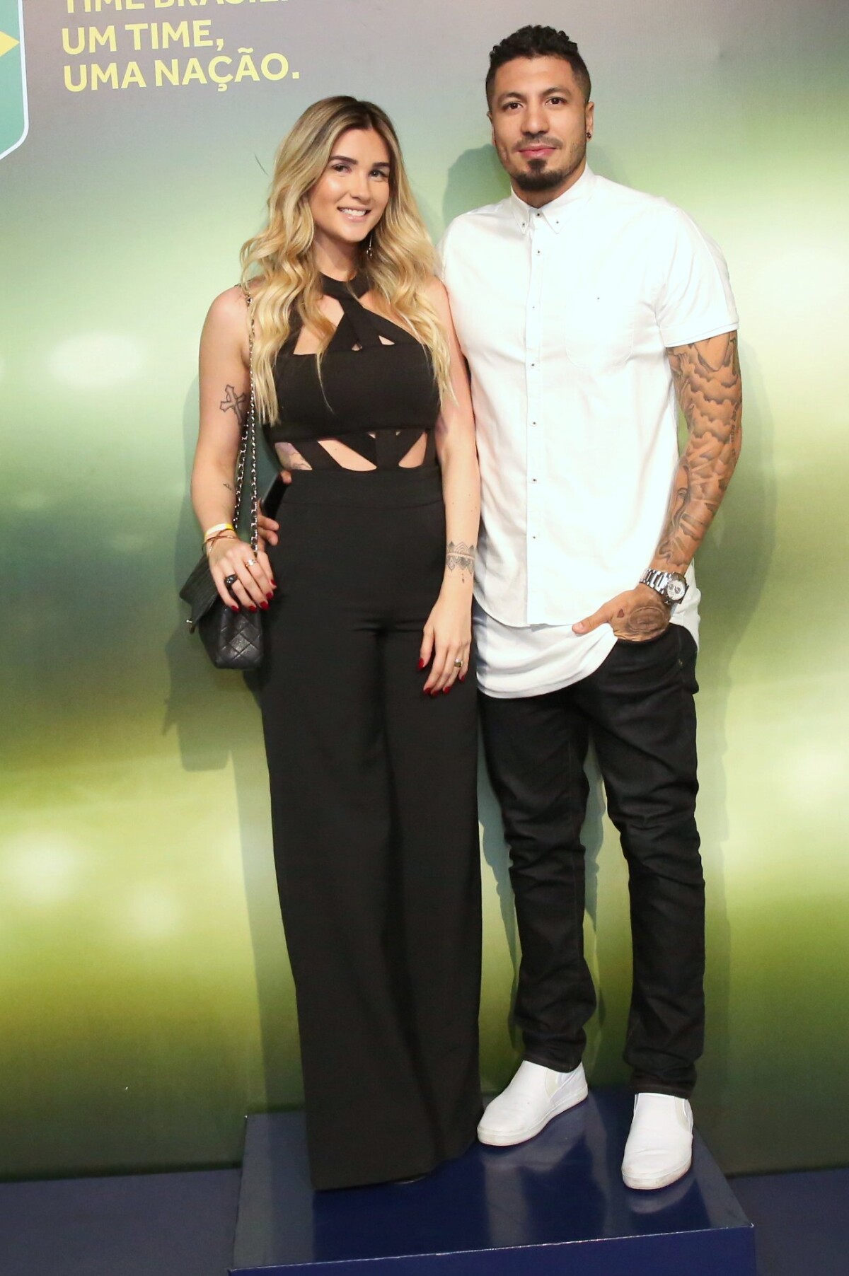 Foto: A mulher de Fernando Medeiros escureceu os cabelos - Purepeople