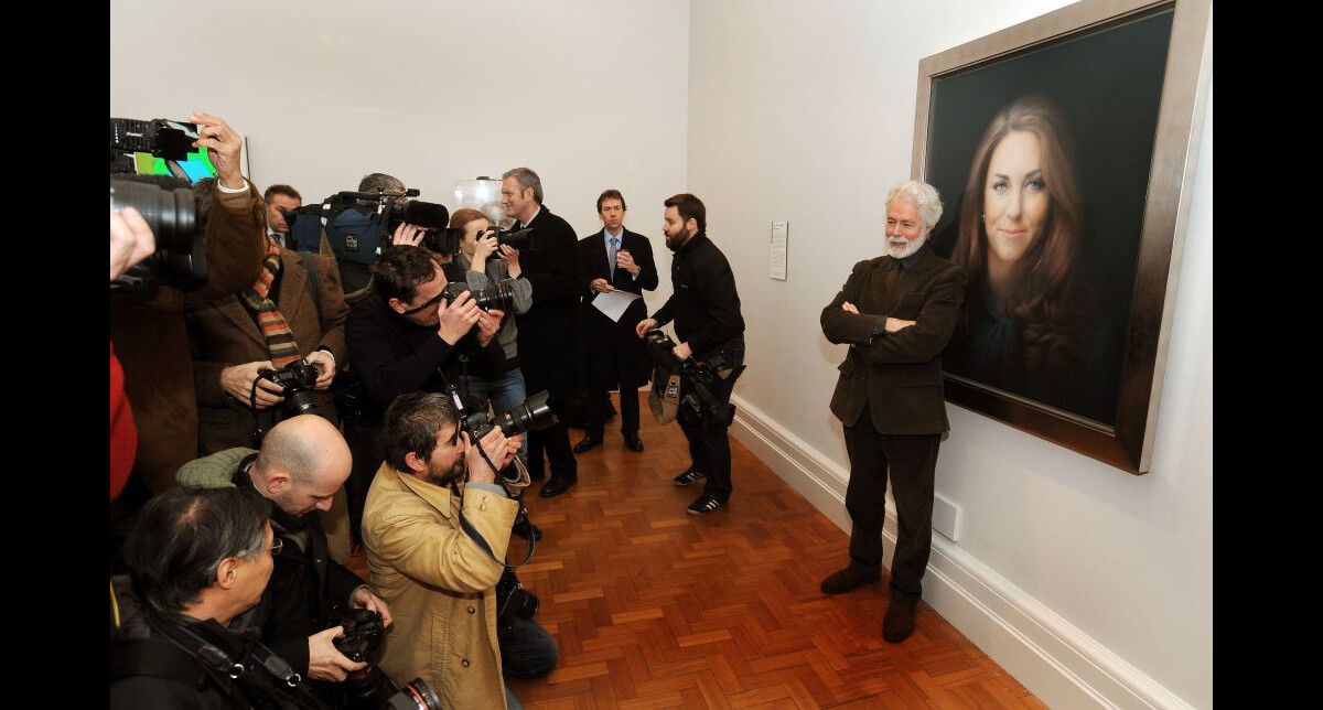 Foto: Paul Emsley posa para os fotógrafos diante de sua obra - Purepeople