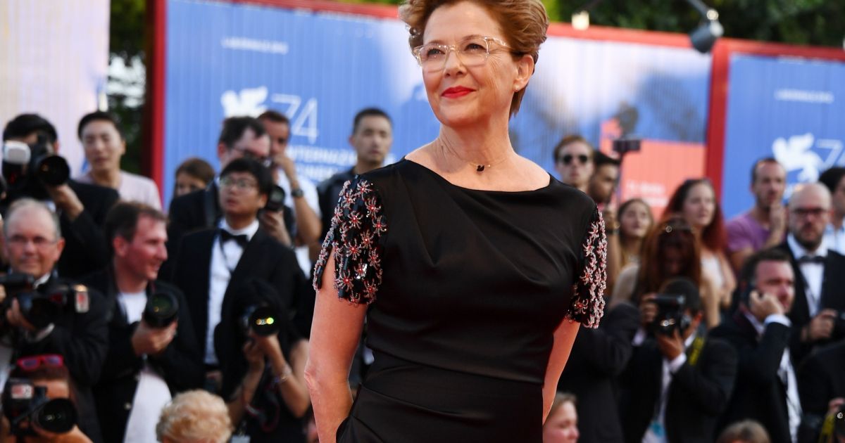 A atriz norte-americana Annette Benning vestiu longo Giorgio Armani ...
