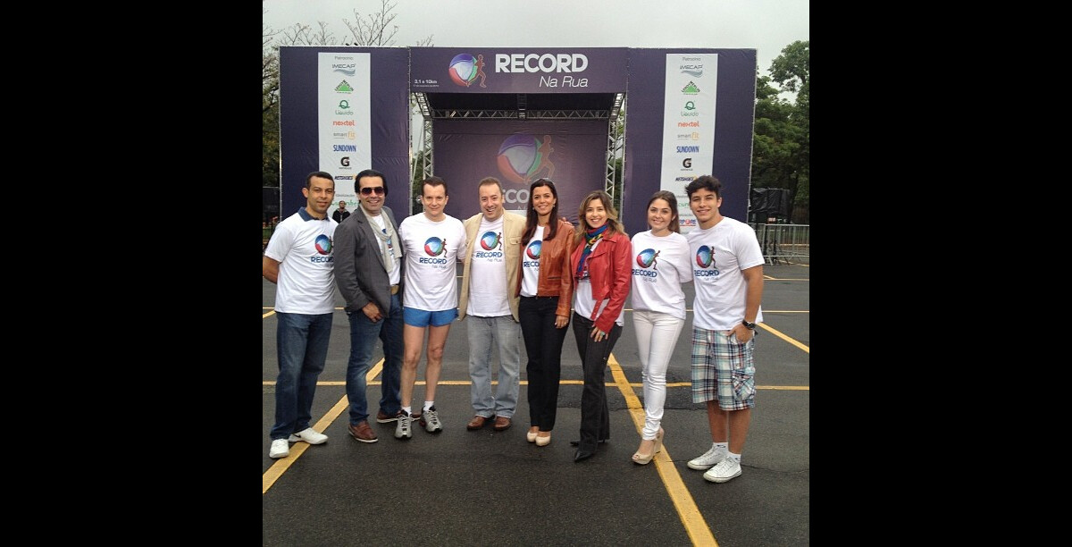 Foto: Maurício Torres ao lado dos colegas de trabalho da Record ...