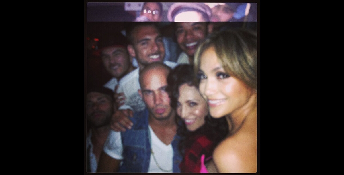 Foto: Jennifer Lopez lfaz selfie com seus amigos no lançamento de seu ... Foto: Jennifer Lopez lfaz selfie com seus amigos no lançamento de seu ...
