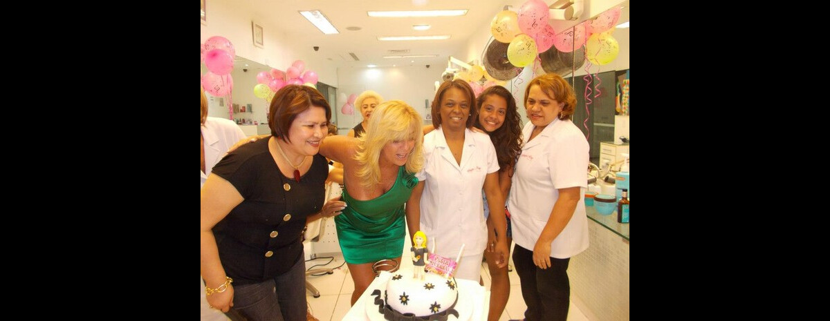 Foto: Cida Moraes comemora aniversário em seu salão de beleza, no Rio ...