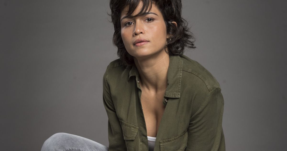 Nanda Costa atualmente está no ar como a policial Maura, da novela ...