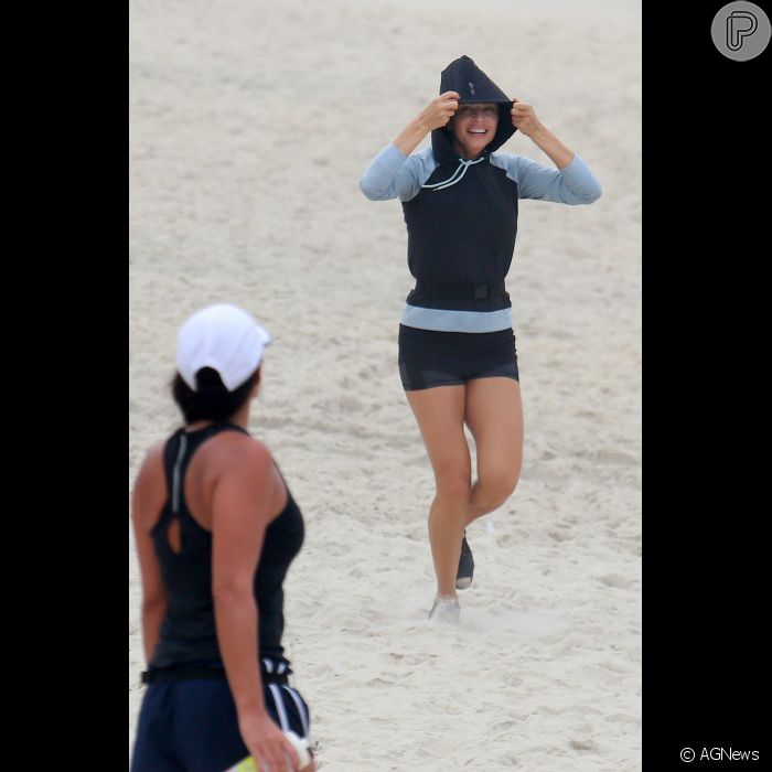 Grazi Massafera corre na praia com a amiga Francisca Pinto, mulher do ...