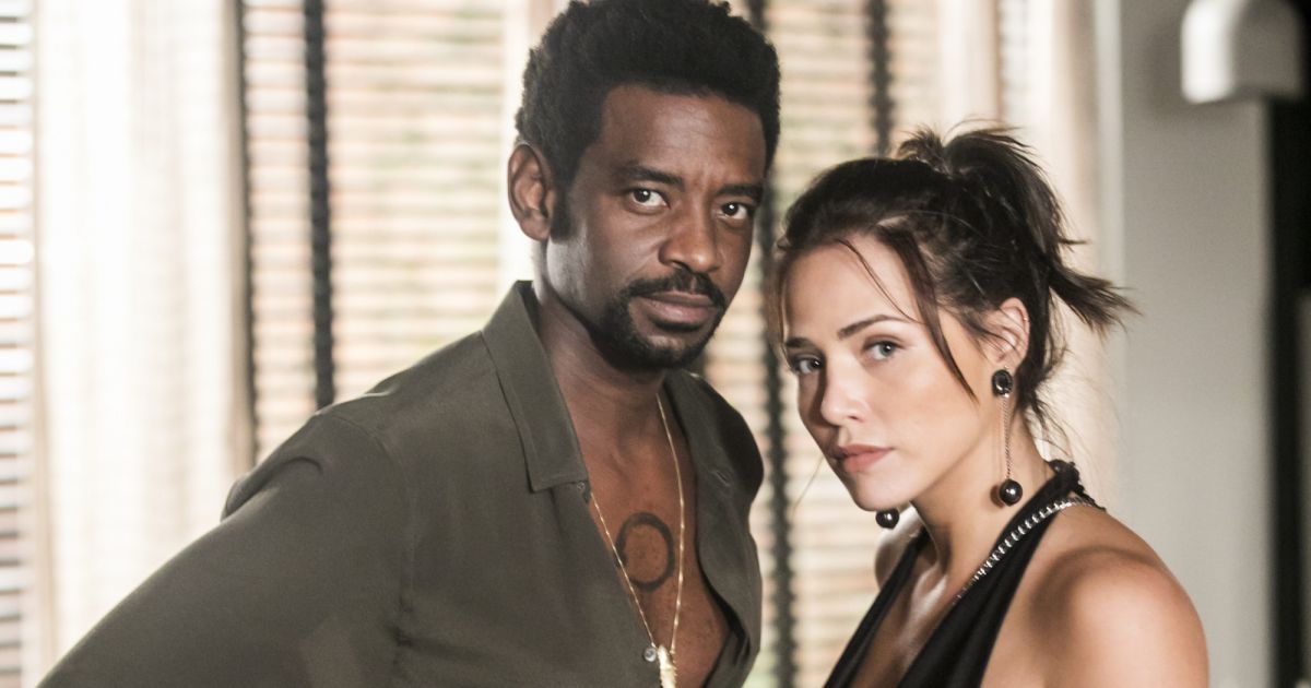 Rosa (Leticia Colin) dá uma virada na sua vida quando ganha R$ 300 mil ...