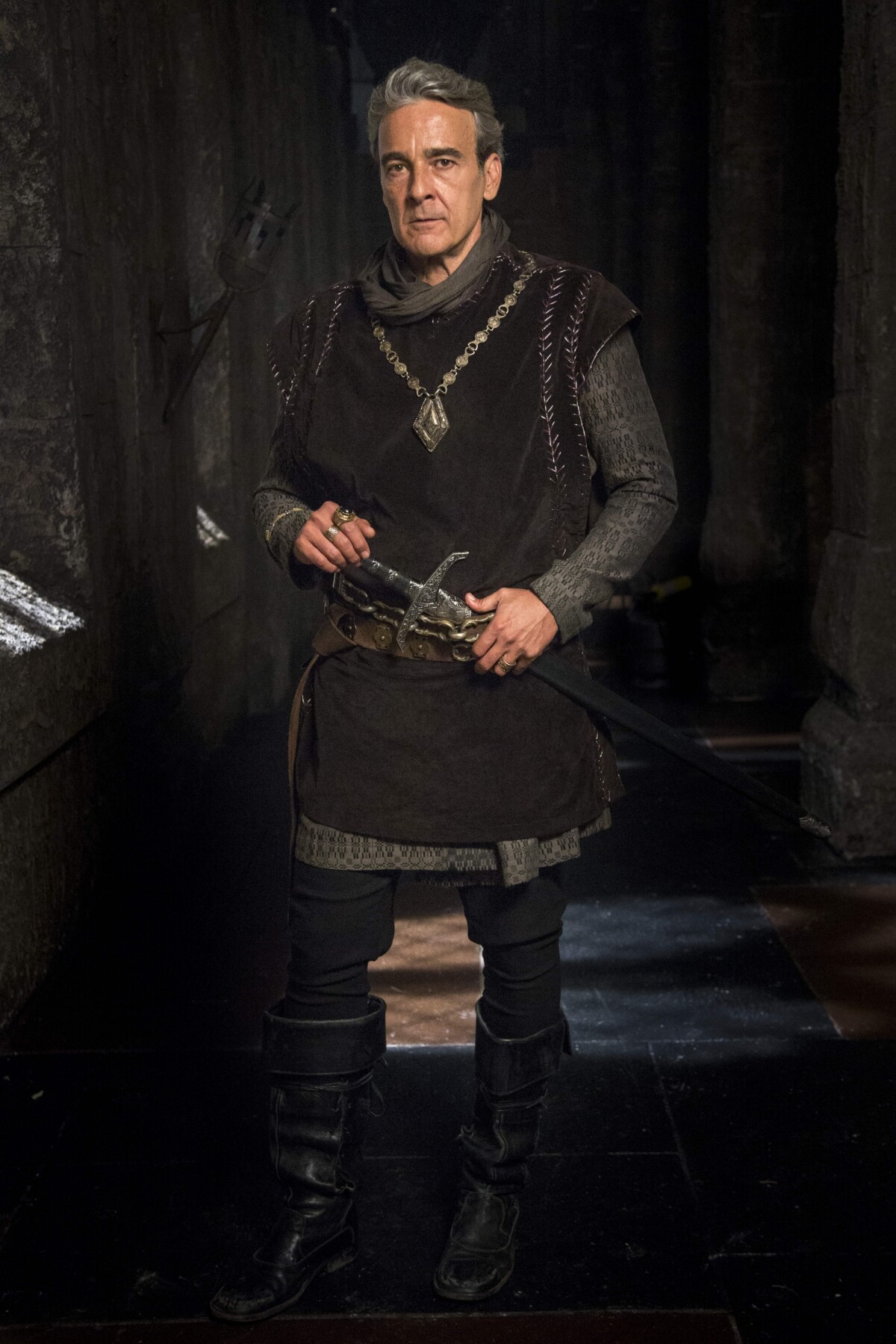 Foto: Rodolfo (Johnny Massaro) revela a Afonso (Romulo Estrela) o plano ...