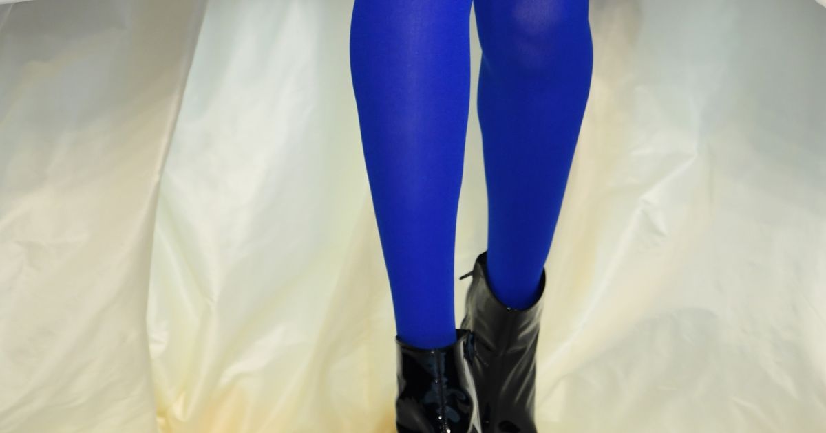 A meia azul royal quebrou a monotonia do visual P&B na passarela de ...