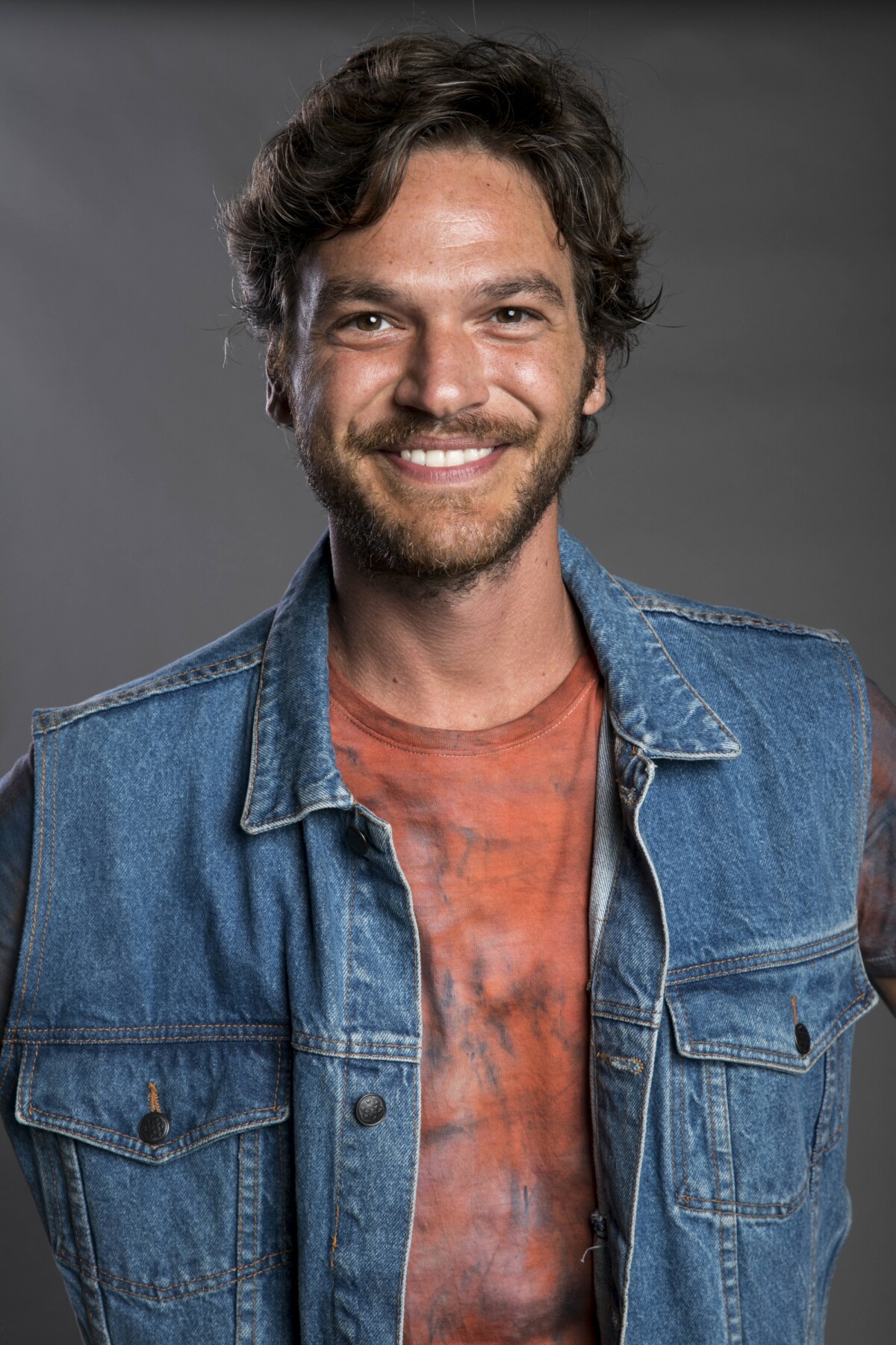 Foto: Ícaro (Chay Suede) vai saber por Beto (Emilio Dantas) que Luzia ...