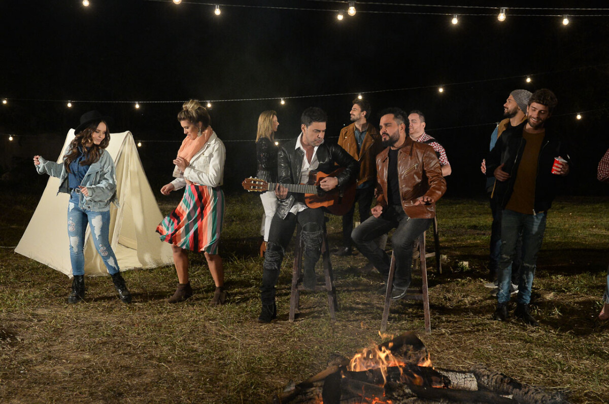 Foto: Larissa Manoela dança com Lorena Improta - Purepeople