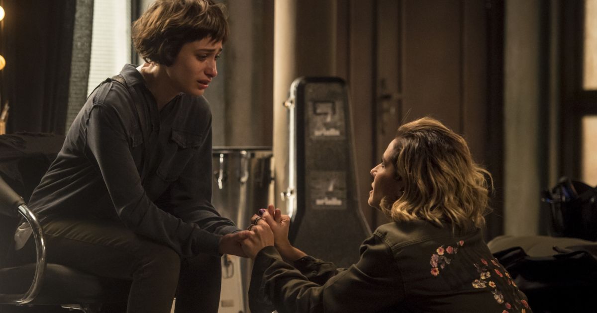 Manuela (Luisa Arraes), filha de Luiza (Giovanna Antonelli), recorda na ...