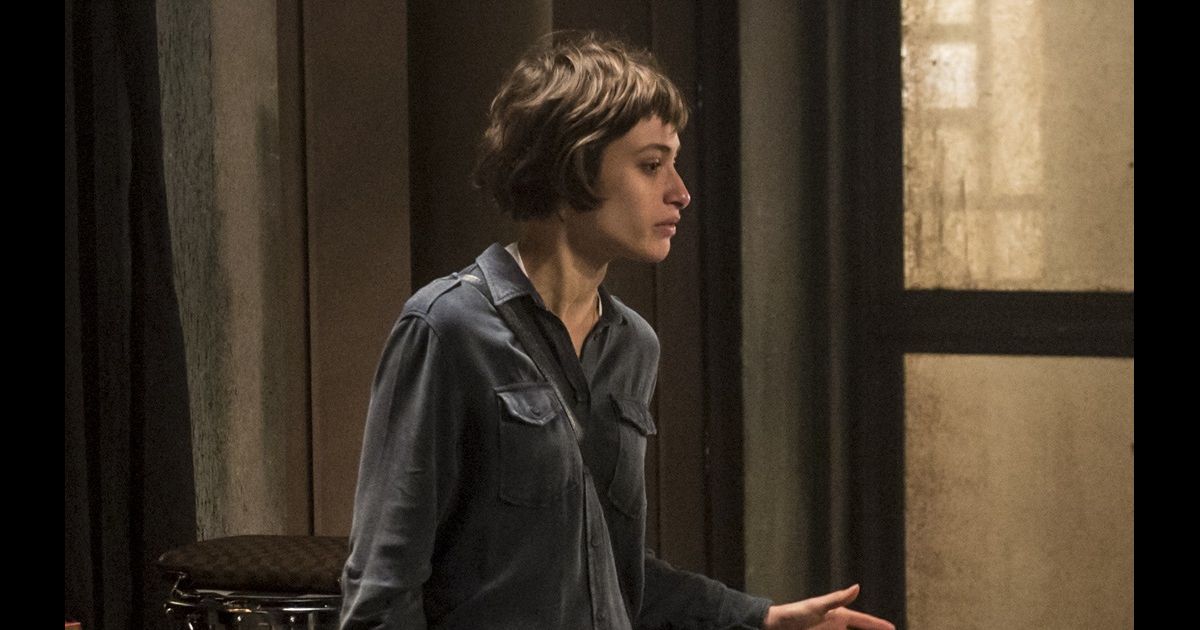 Manuela (Luisa Arraes) reclama dos parentes na novela 'Segundo Sol ...