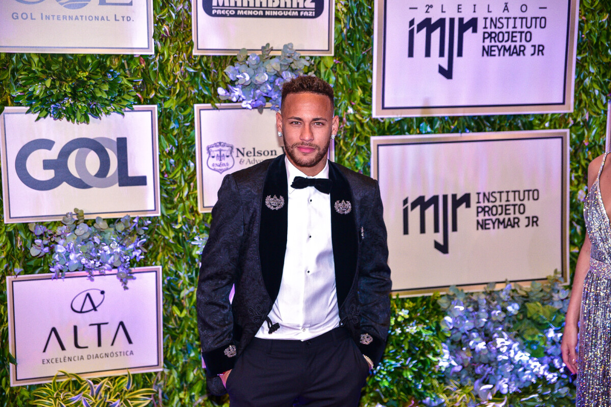 Foto: Neymar usou smoking de seda brocada com veludo e coroas bordadas ...