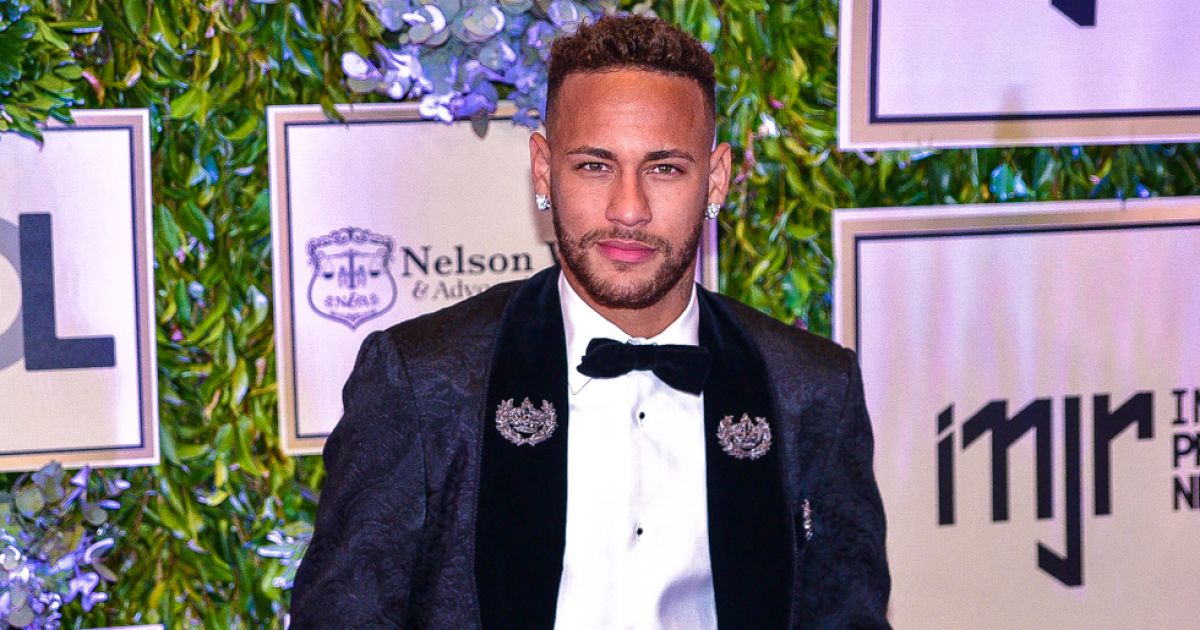Neymar usou smoking de seda brocada com veludo e coroas bordadas ...