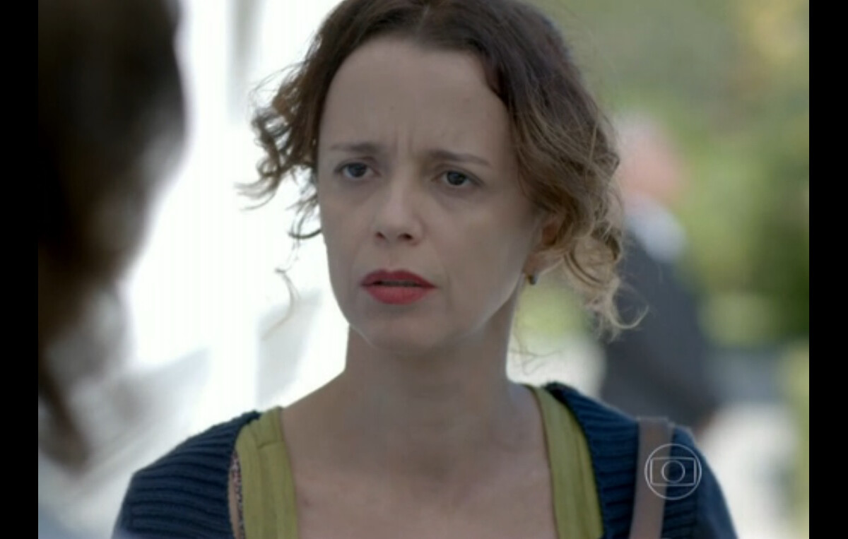 Foto: Lorraine (Dani Barrios) recebe uma visita do mortorista de Maria ...