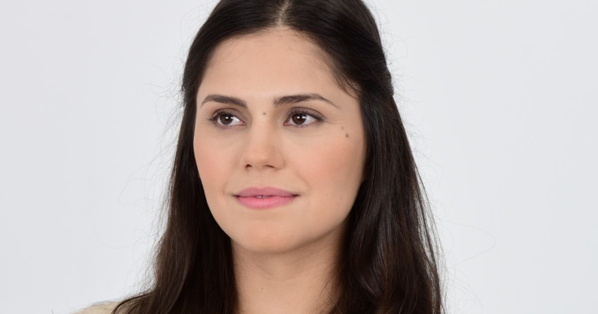 Maria de Betânia (Jéssika Alves) comenta com Barrabás (André Gonçalves ...