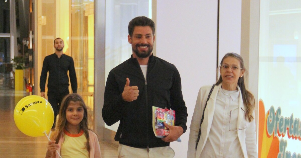 Em família! Cauã Reymond se diverte com a filha, Sofia, e a mãe em ...