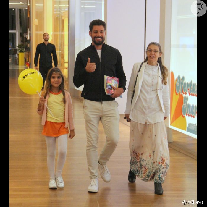 Em família! Cauã Reymond se diverte com a filha, Sofia, e a mãe em ...