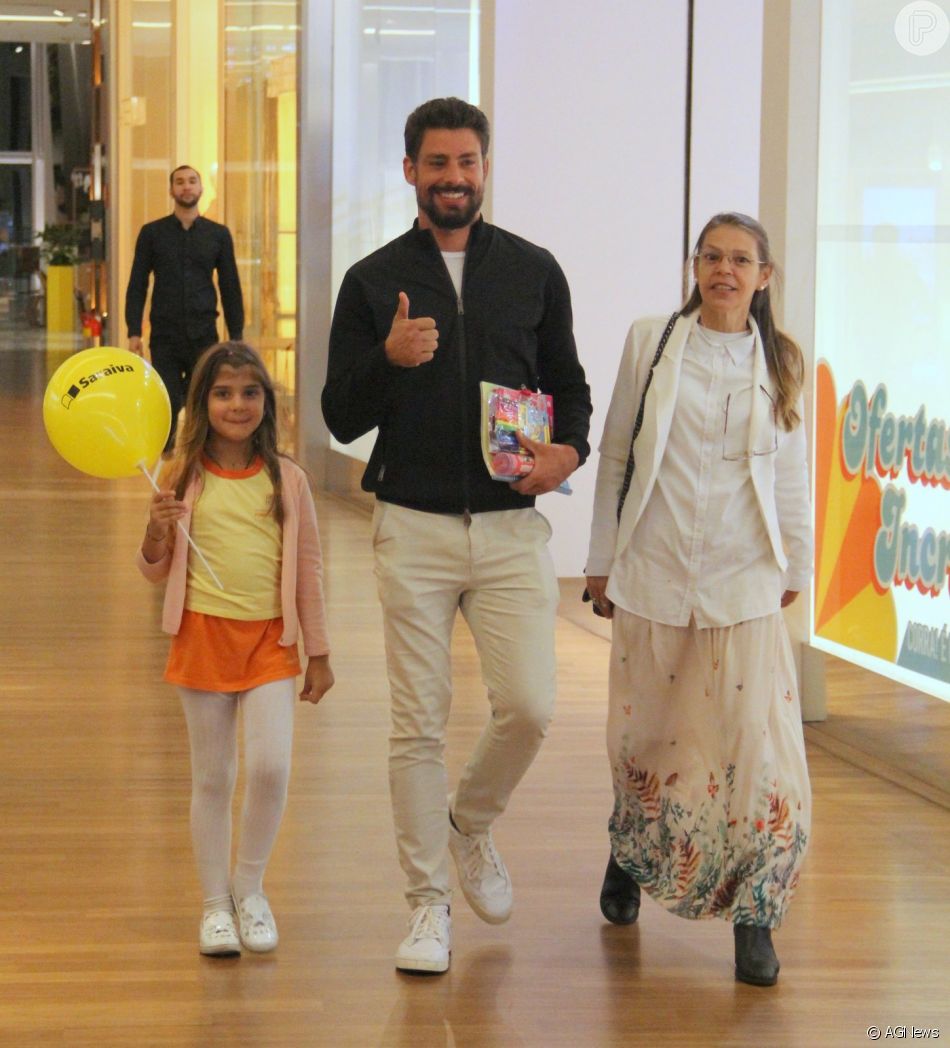 Filha de Cauã Reymond, Sofia brinca de pega-pega com ator em shopping ...