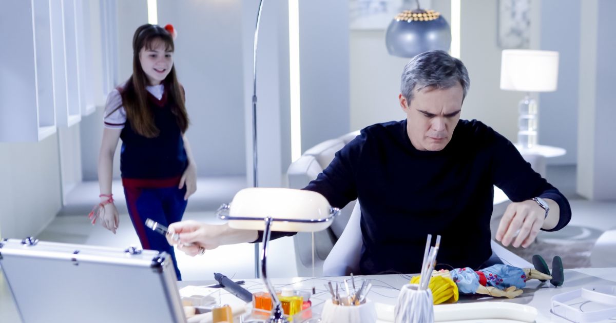 Sr. Pendleton (Dalton Vigh) diz a Luísa (Milena Toscano) que Poliana ...