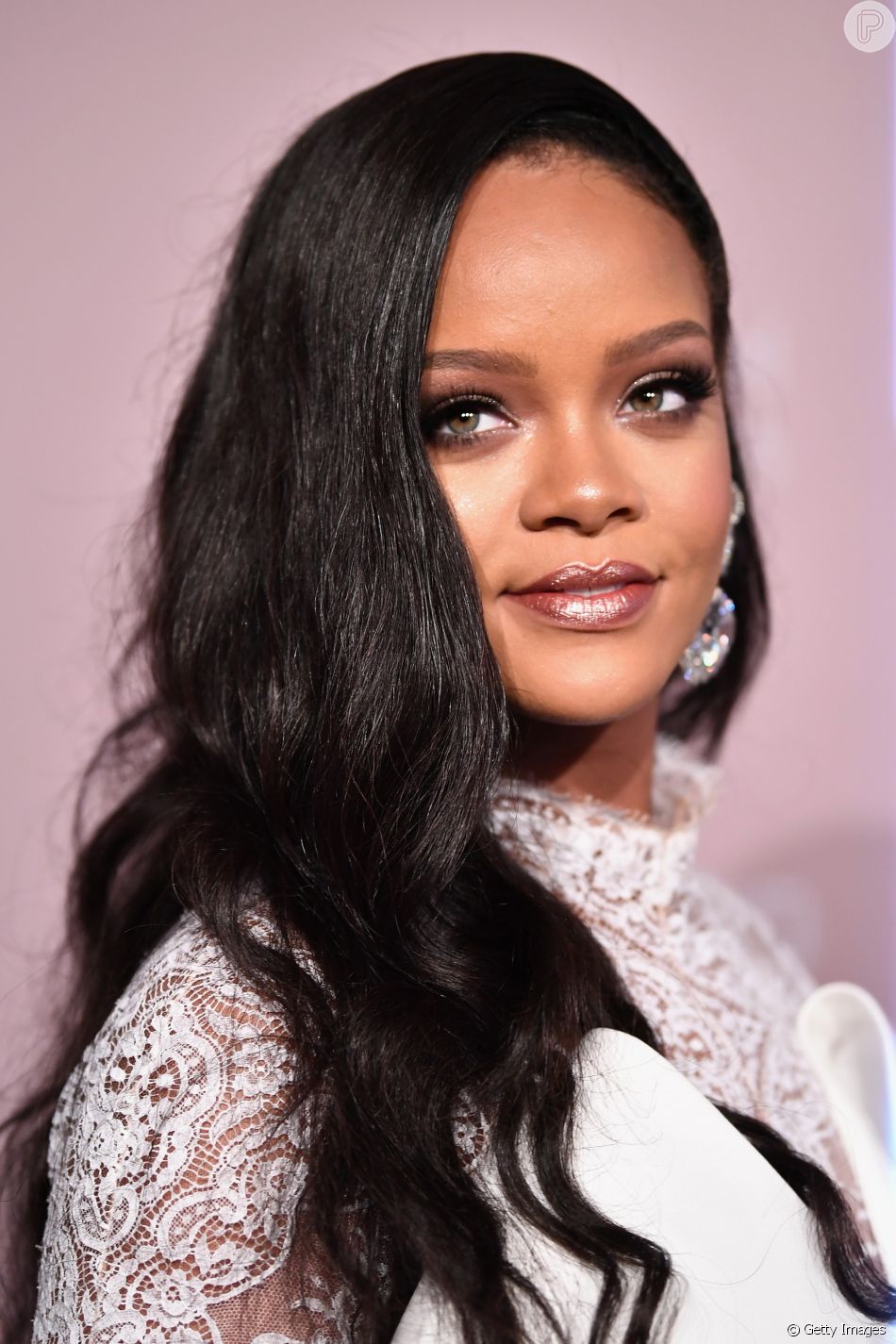 Rihanna apostou em penteado polido com ondas definidas - Purepeople