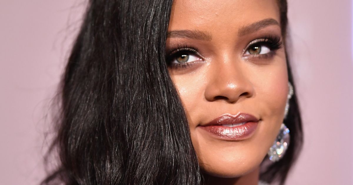 Rihanna apostou em penteado polido com ondas definidas - Purepeople