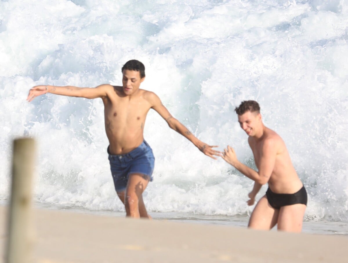 Foto: Pabllo Vittar curte praia da Reserva ao lado de amigos - Purepeople