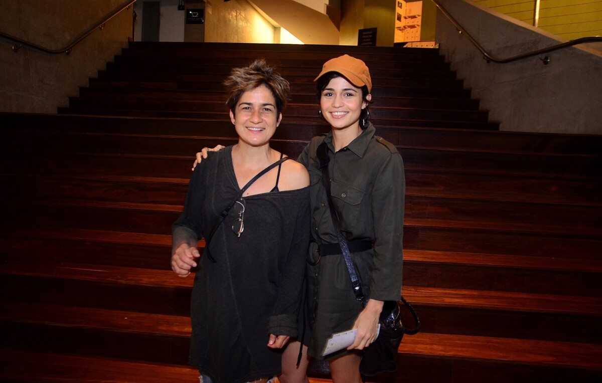 Foto: Nanda Costa e a namorada prestigiaram peça de Luis Lobianco ...