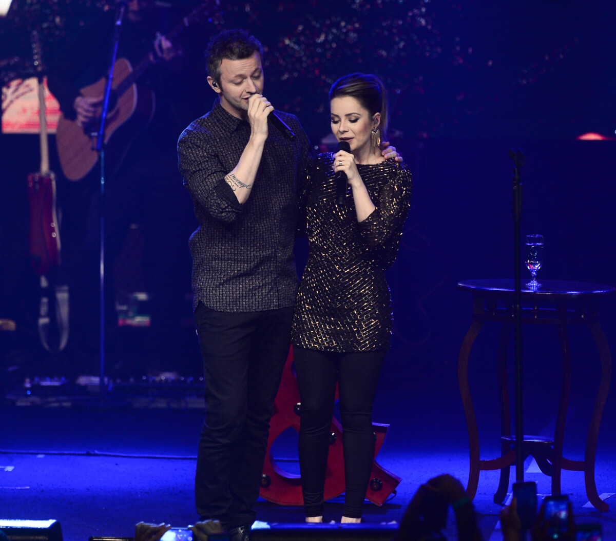 Foto: Sandy faz apresentação abraçada ao marido, Lucas Lima - Purepeople