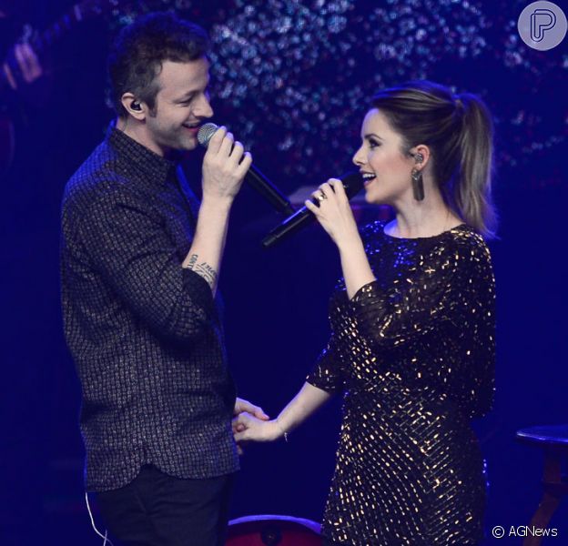 Sandy e o marido, Lucas Lima, dão beijo em show. Fotos! - Purepeople