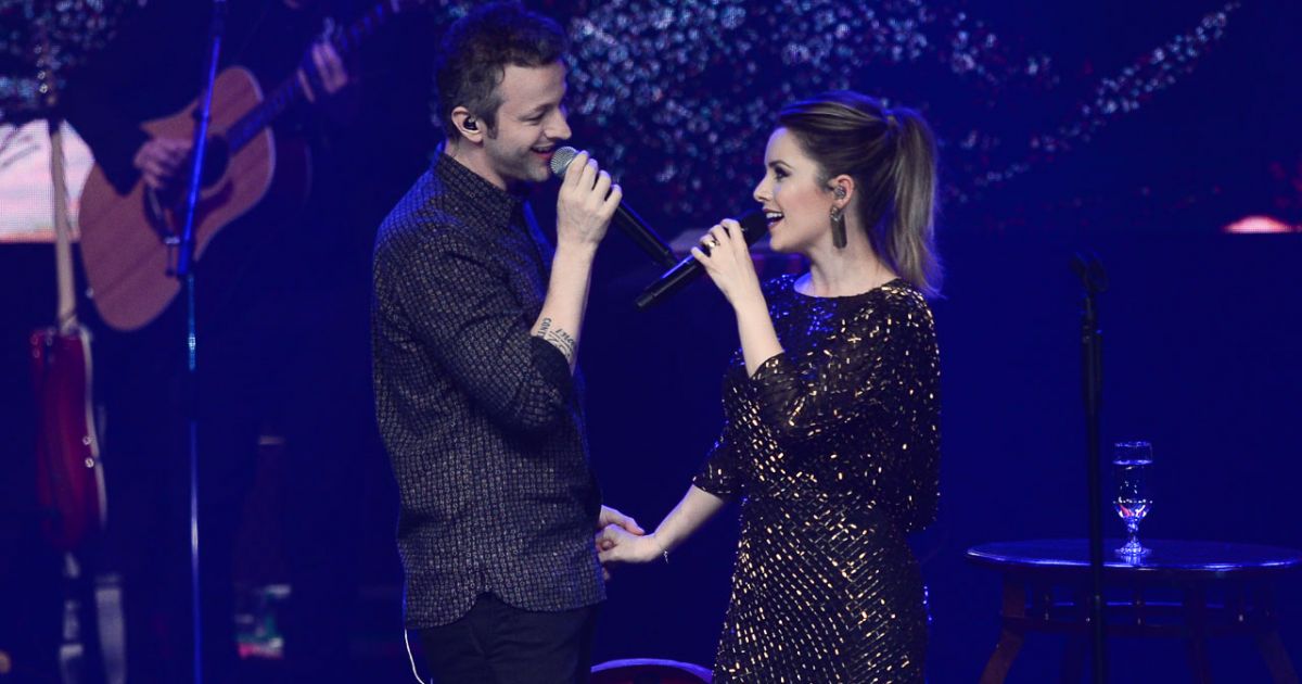 Sandy e o marido, Lucas Lima, dão beijo em show. Fotos! - Purepeople