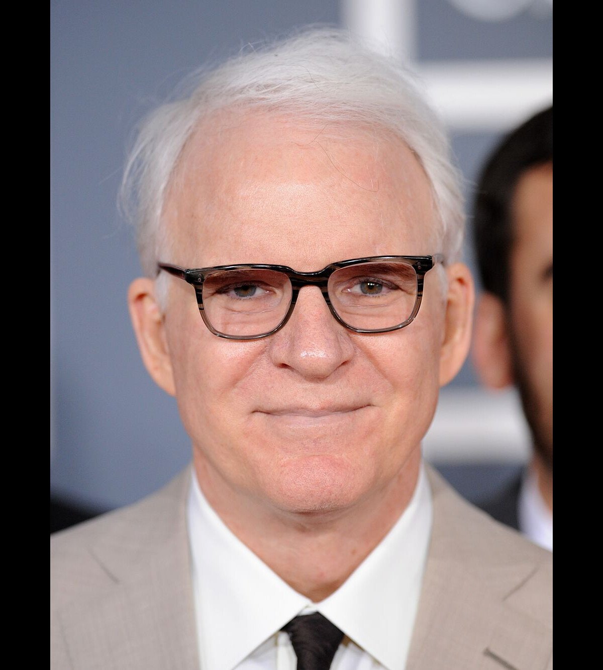 Foto: Steve Martin, visto aqui no tapete vermelho do 54° Grammy Awards ...