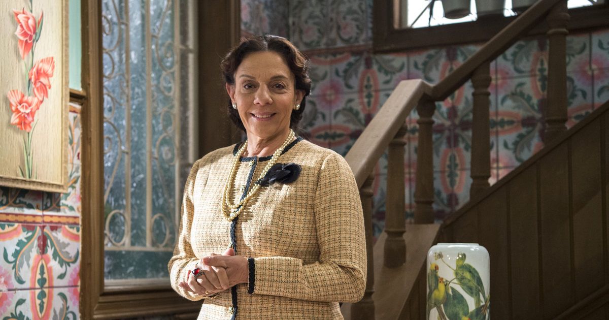 Agustina (Rosi Campos) exige que Elmo (Felipe Simas) se case com miss ...