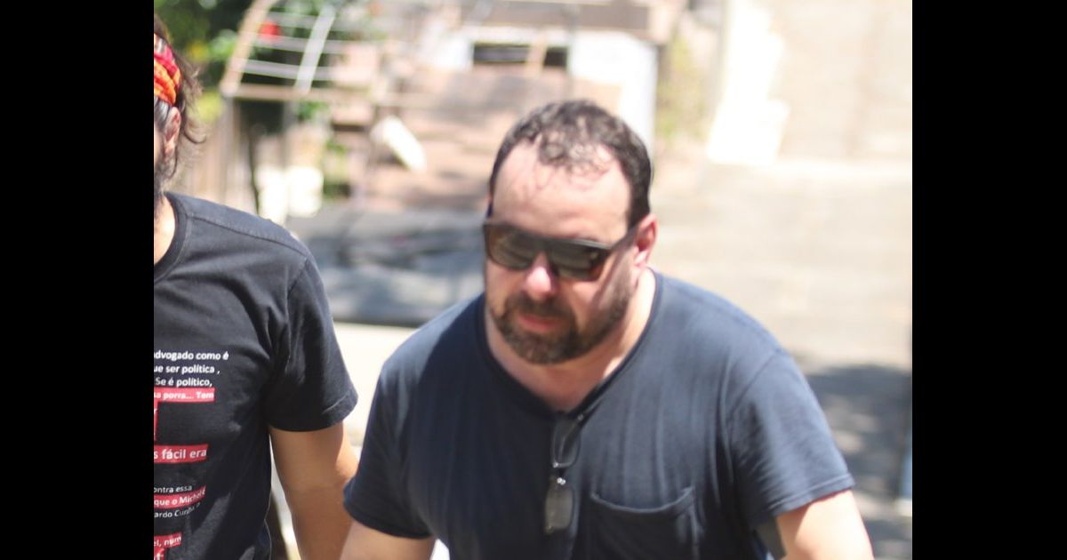 Jonas Torres chegou ao velório do irmão Caio Junqueira no final da ...