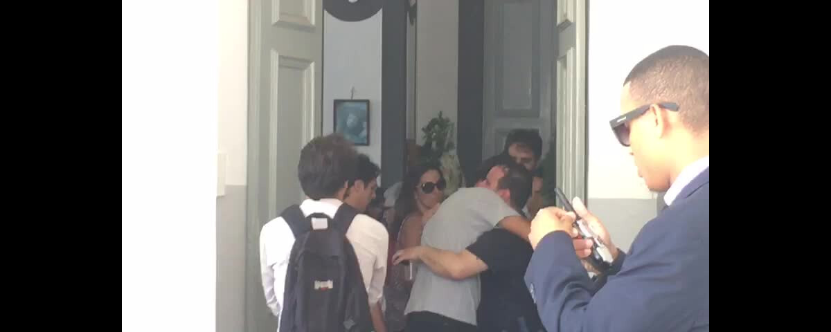 Vídeo: Jonas Torres é consolado no irmão do velório, Caio Junqueira ...