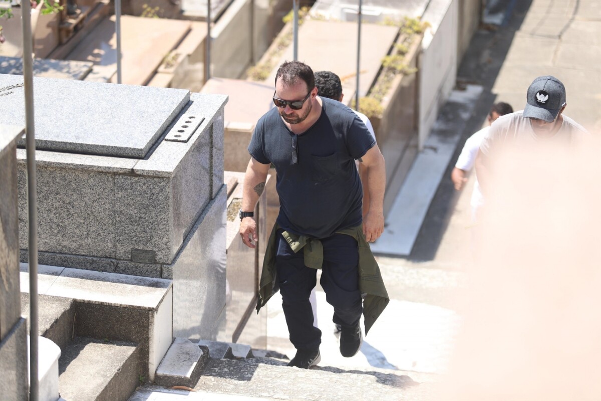 Foto: Jonas Torres, irmão de Caio Junqueira, foi ao velório do ator em ...