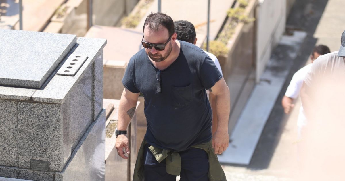 Jonas Torres, irmão de Caio Junqueira, foi ao velório do ator em ...