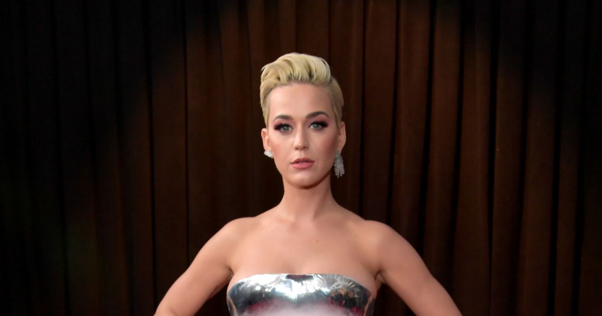 Katy Perry usou um vestido rosa com volume na saia da grife Balmain ...