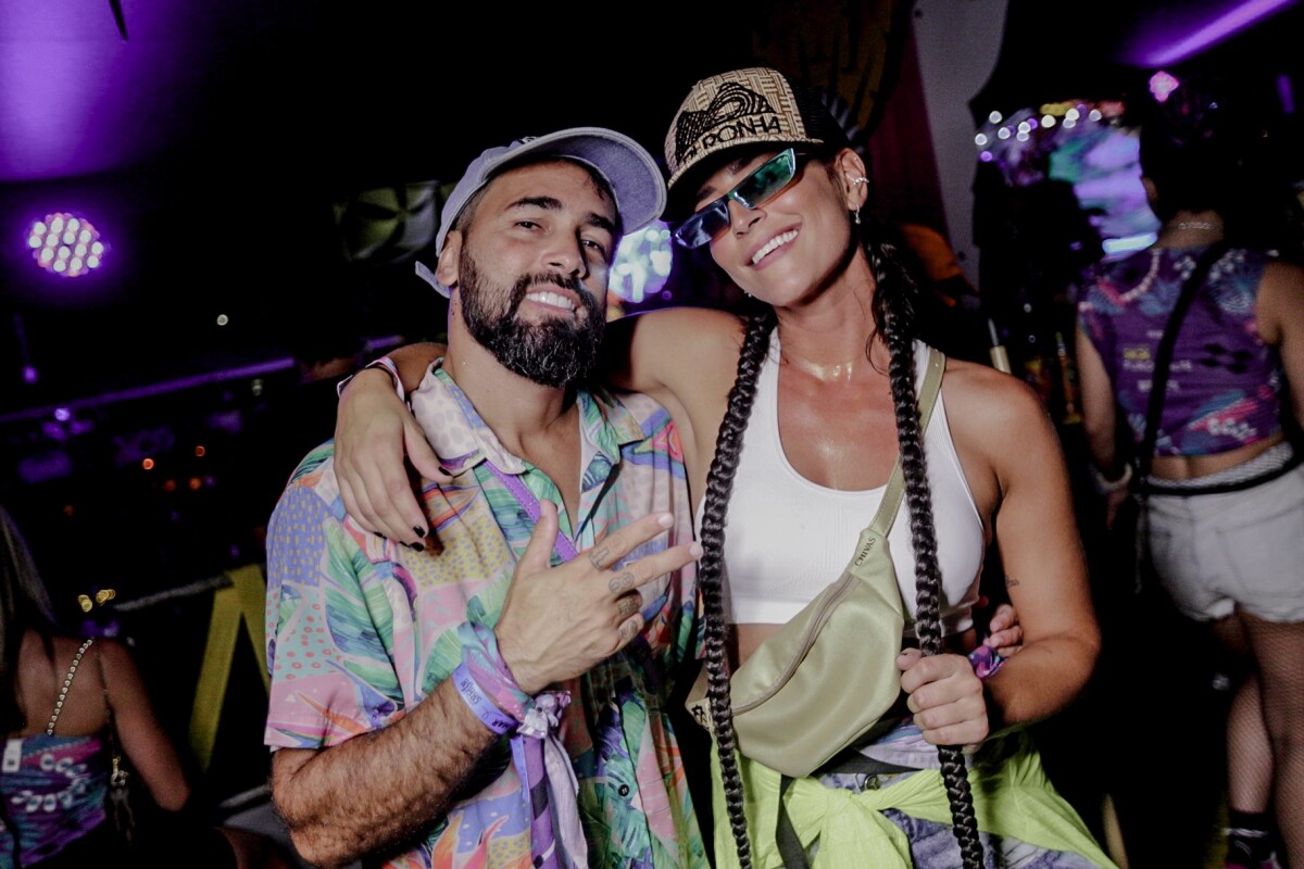 Foto: Pochete, top branco, casaco neon amarrado na cintura e óculos ...