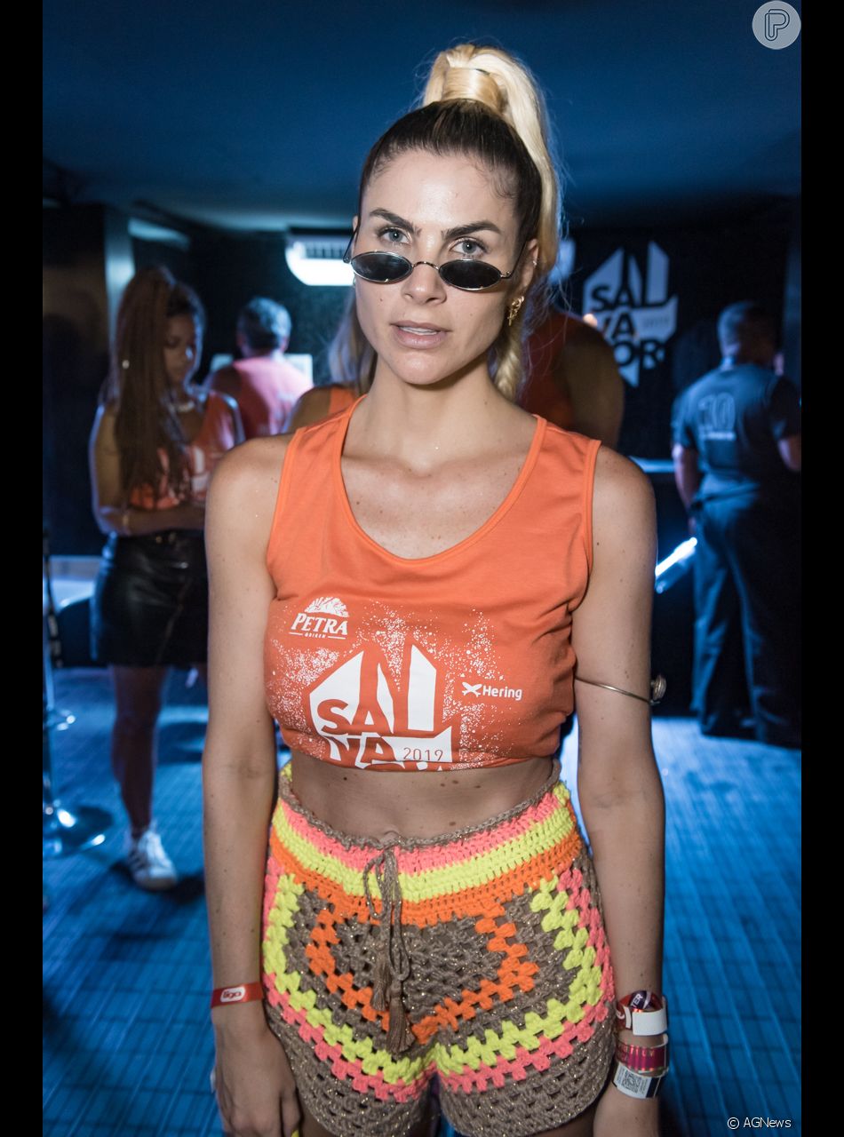 Julia Faria mais uma vez usando neon, dessa vez no short todo bordado ...