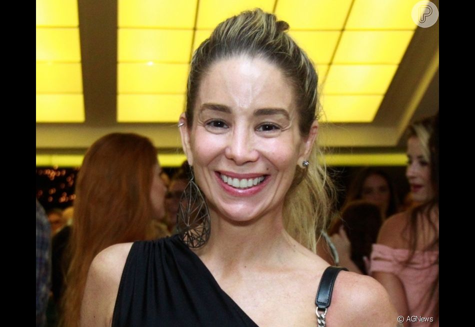 Danielle Winits foi sem maquiagem à pré-estreia de peça, nesta terça ...