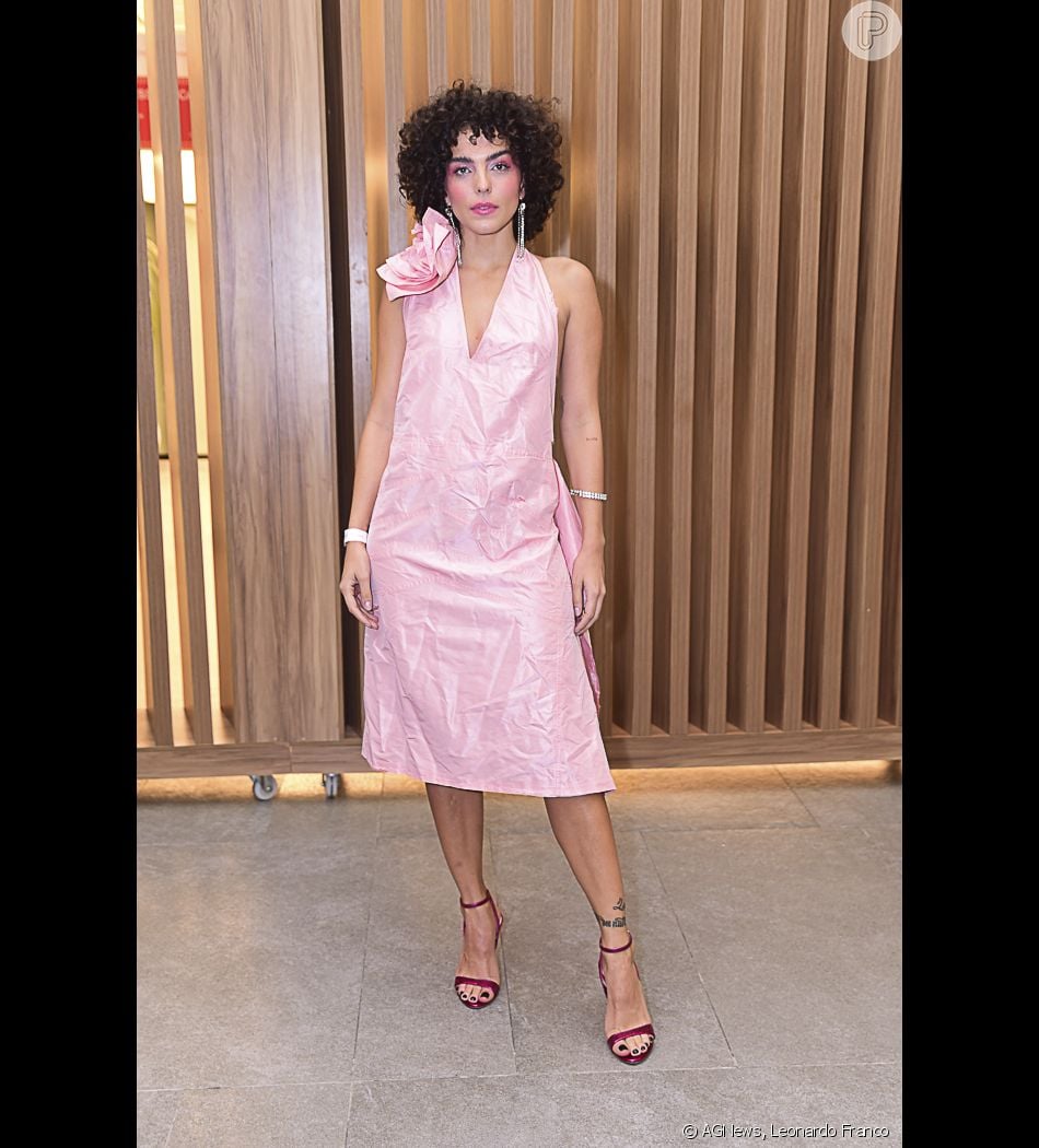 Julia Konrad apostou em um visual retrô todo rosa para Prêmio o Geração ...