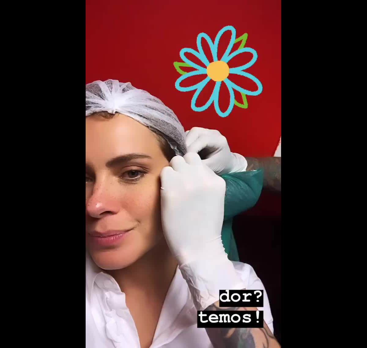 Vídeo: Carolina Dieckmann coloca dois piercings na orelha - Purepeople
