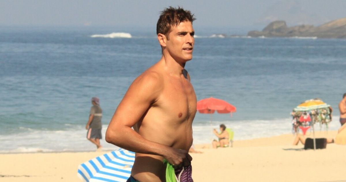 Reynaldo Gianecchini impressiona por corpo sarado ao ser fotografado de ...