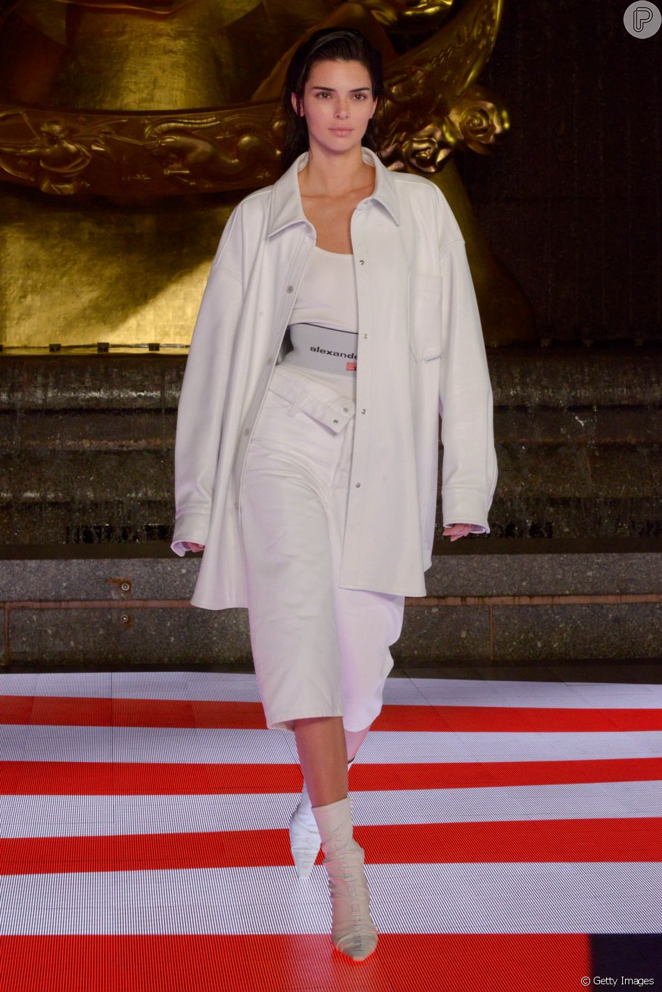 A top model Kendall Jenner veste look esportivo em branco total ...