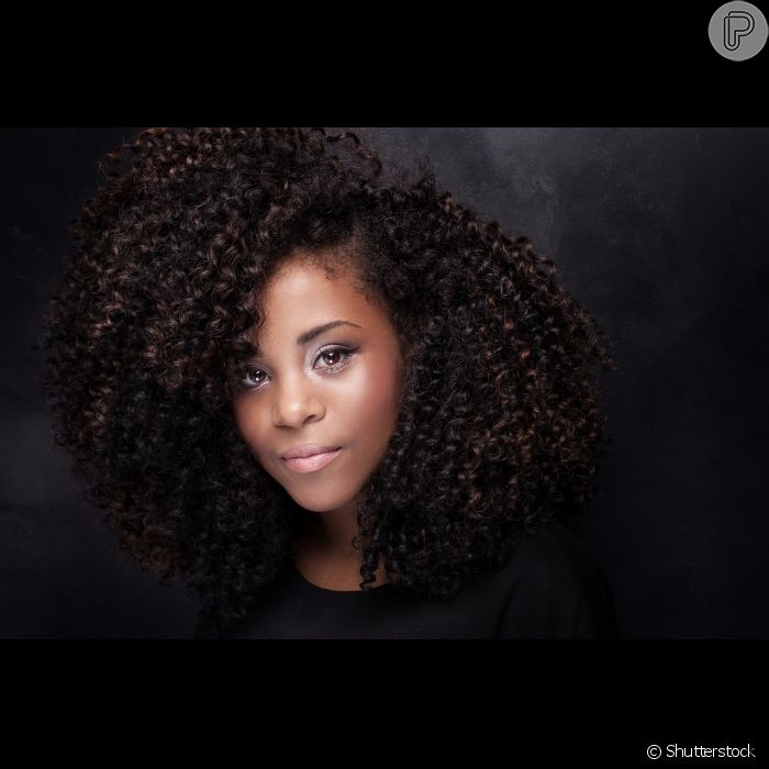 Entenda seu tipo de cabelo: fio 4b tem o formato anelar mais juntinho e ...