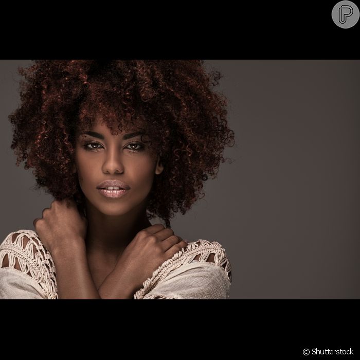 Entenda seu tipo de cabelo: fios 4b tem curvatura mais definida e muito ...